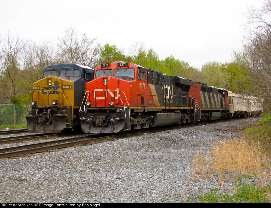 CN 2271 and CSX 261